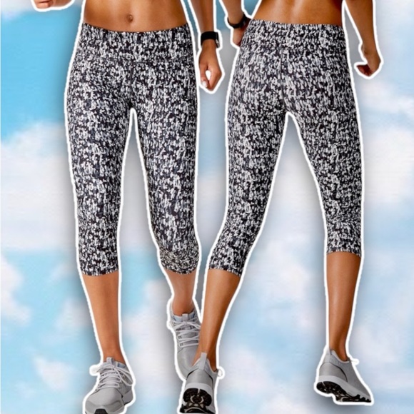 Fabletics | Pants & Jumpsuits | Fabletics Define Powerhold Capri ...